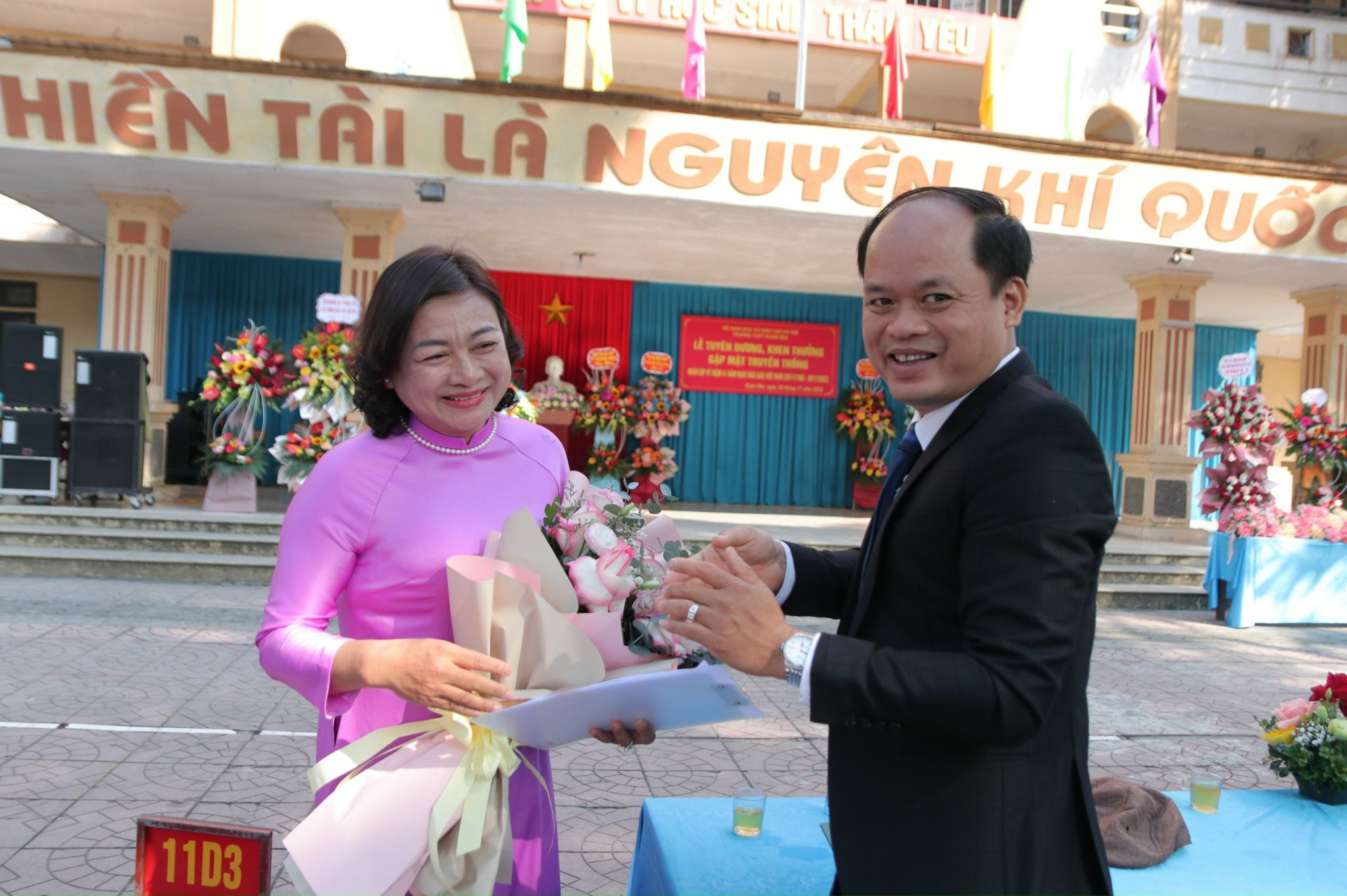 LỄ TUYÊN DƯƠNG KHEN THƯỞNG VÀ GẶP MẶT TRUYỀN THỐNG ( Kỉ niệm 41 năm ngày Nhà giáo Việt Nam)